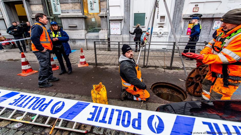 Robbers tunnel into Belgium bank vault – DW – 02/04/2019