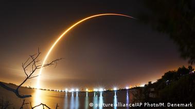 Israeli spacecraft crashes during moon landing – DW – 04/11/2019