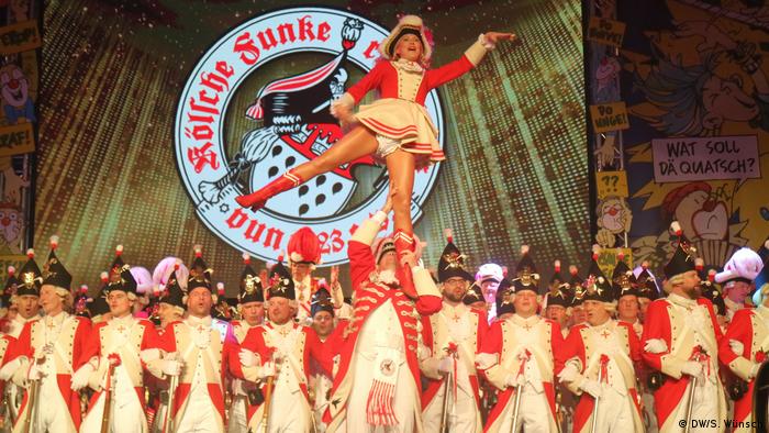 Ganz und gar nicht steif: Die Roten Funken aus Köln | Lebensart | DW ...