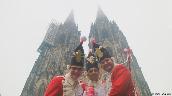 Ganz und gar nicht steif: Die Roten Funken aus Köln | Lebensart | DW ...