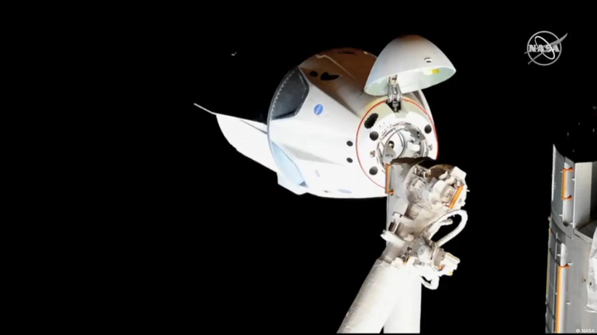 SpaceX's Dragon capsule docks at ISS – DW – 03/03/2019