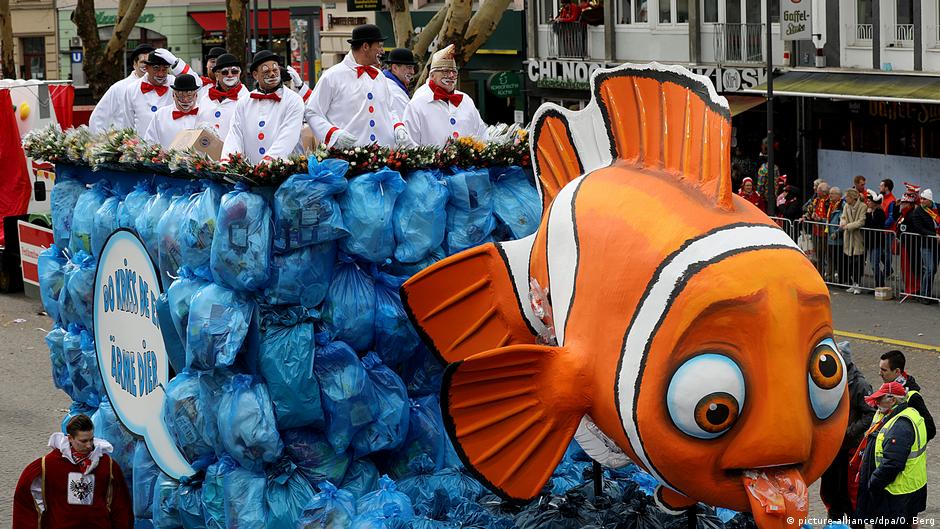 Cologne Carnival floats take a jab at politics – DW – 03/04/2019