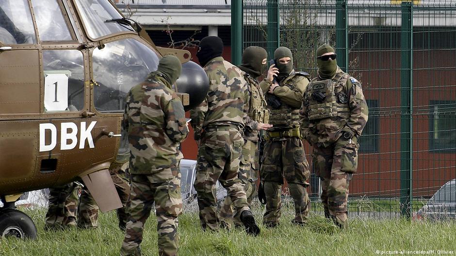 French prisoner stabs guards – DW – 03/06/2019