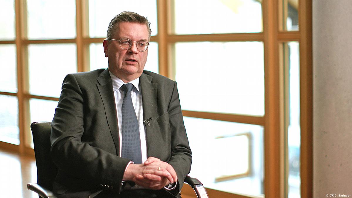 German football chief ends DW interview – DW – 03/13/2019