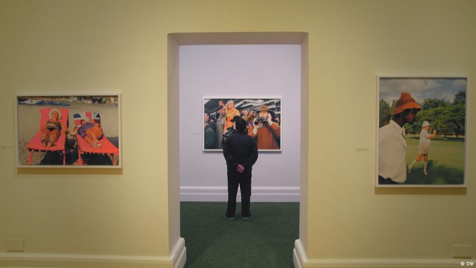 Only Human: Photographs by Martin Parr – DW – 03/16/2019