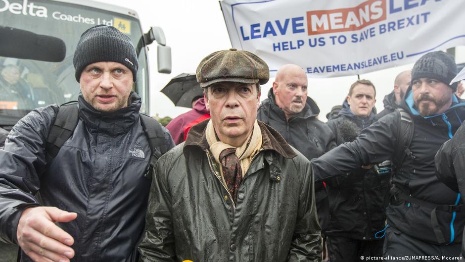 Nigel Farage leads pro-Brexit march to London