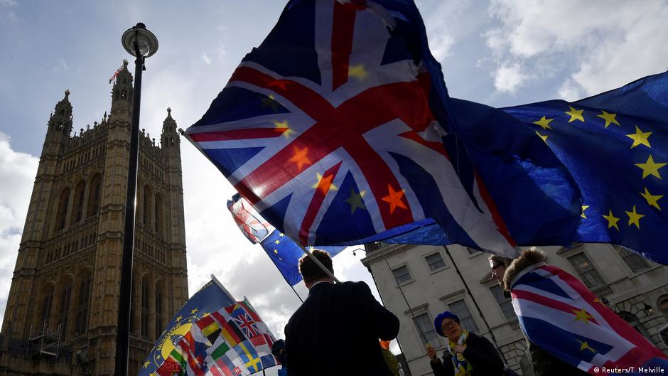 Millions sign petition urging stop to Brexit – DW – 03/23/2019