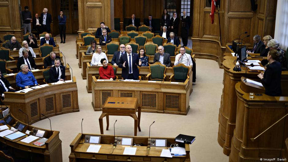 Danish MP with baby ordered out of parliament – DW – 03/20/2019