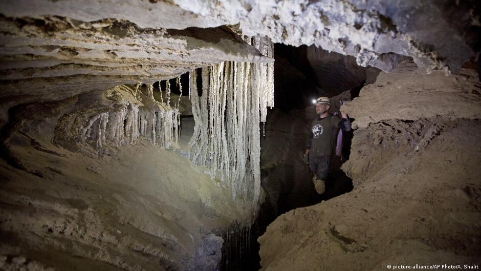 Israelis discover 'world's longest salt cave' – DW – 03/28/2019