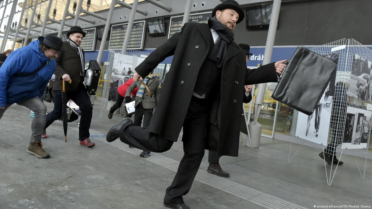 Silly walks: Python fans get into their stride in Budapest – DW – 04/02 ...