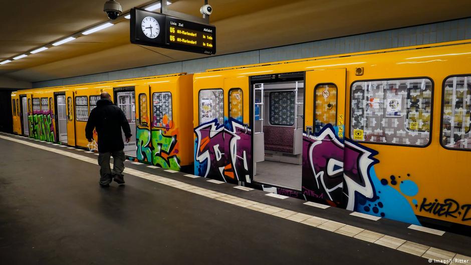 Vandals spray-paint Berlin subway cars – DW – 04/03/2019