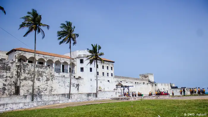 View of the whitewashed fortifications of Emina Castle (DW/D. Agborli)
