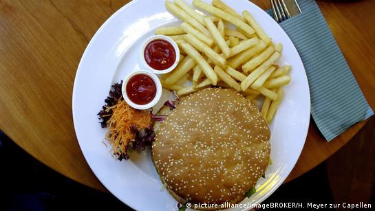 Bad food choices more dangerous than smoking – DW – 04/05/2019