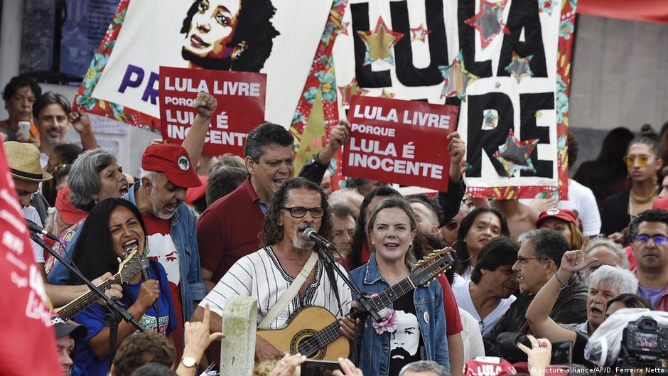 Brazilians protest Lula's prison anniversary – DW – 04/08/2019