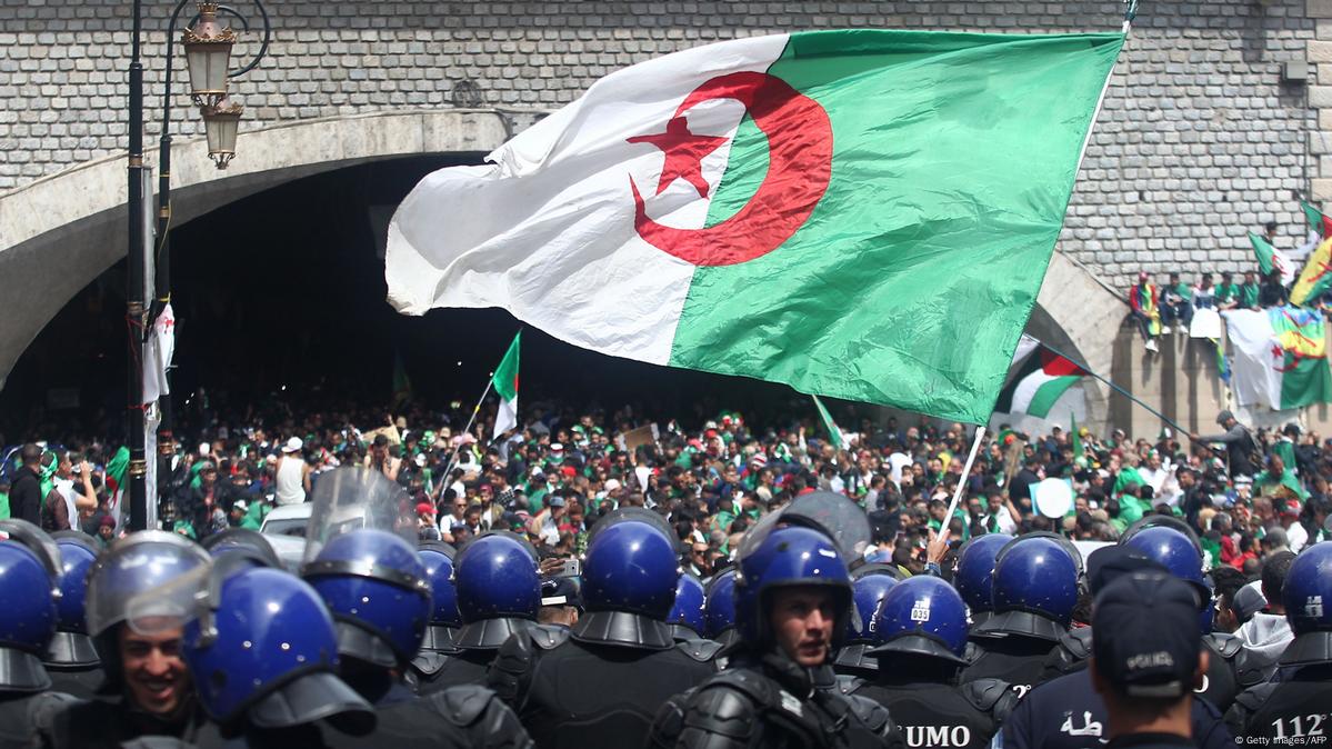 Algerian Protesters Tell Bouteflika Elite To Go Dw 04 13 2019