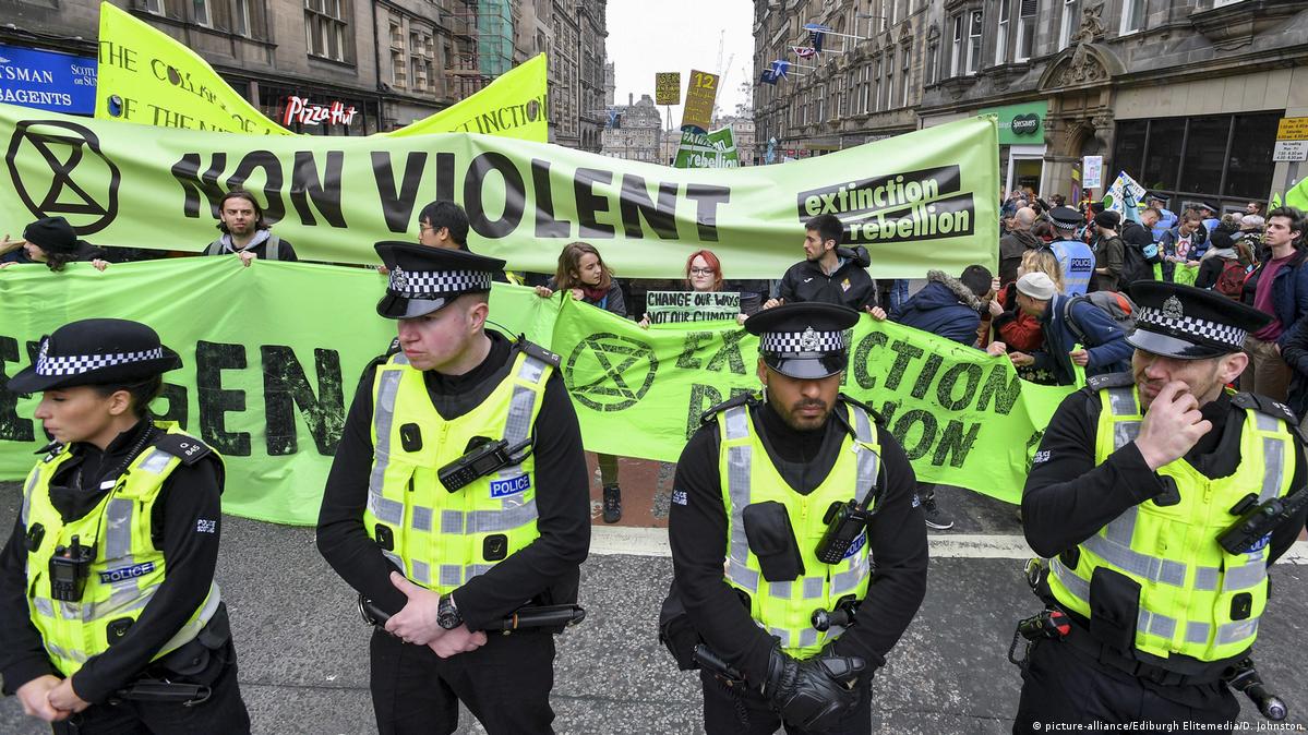 Scores arrested in UK climate protests – DW – 04/16/2019