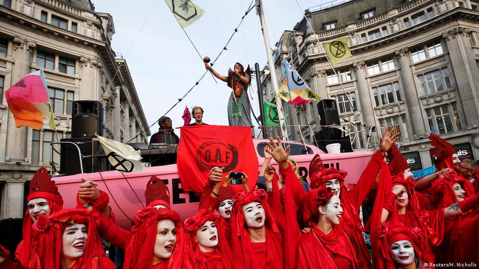 Climate protesters take over Oxford Circus – DW – 04/25/2019