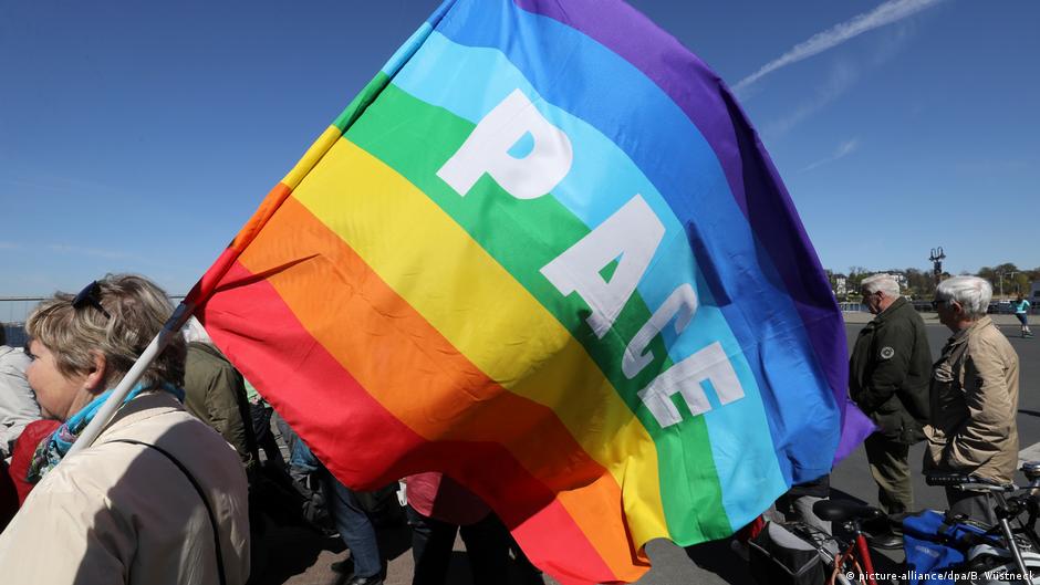 Thousands turn out for Easter peace marches across Germany – DW – 04/22 ...