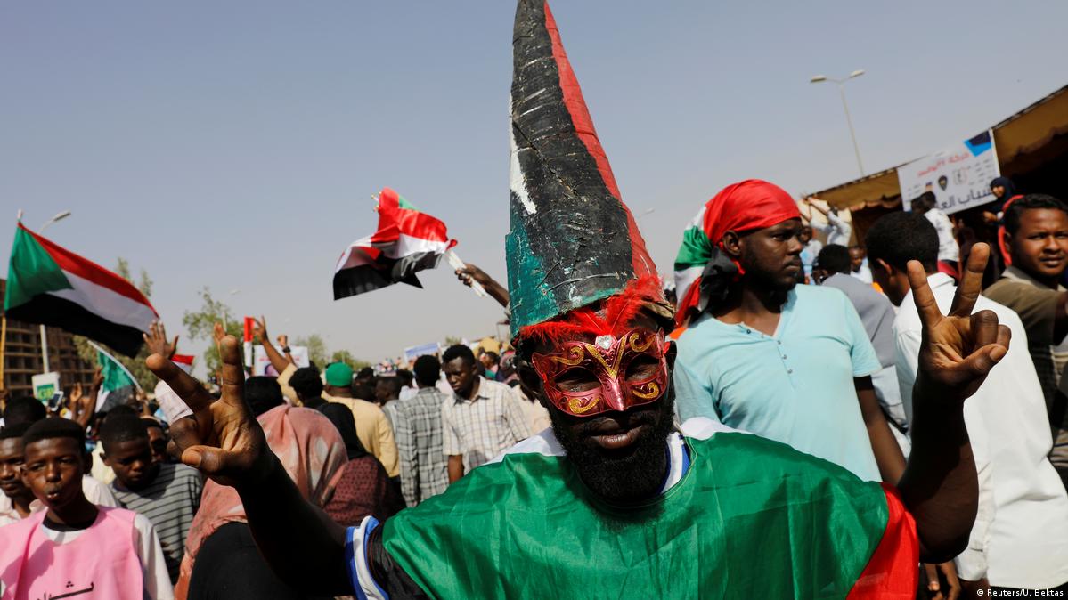Sudan: Massive crowds assemble to demand civilian rule – DW – 04/25/2019