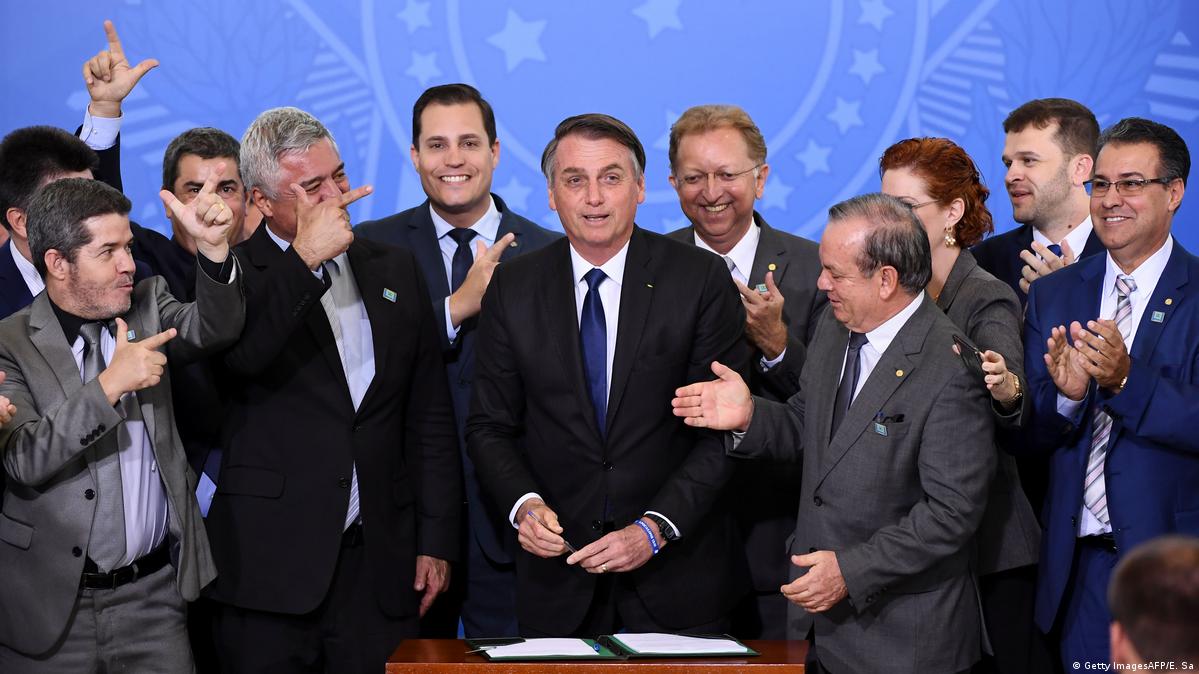 Bolsonaro eases gun rules again – DW – 05/08/2019