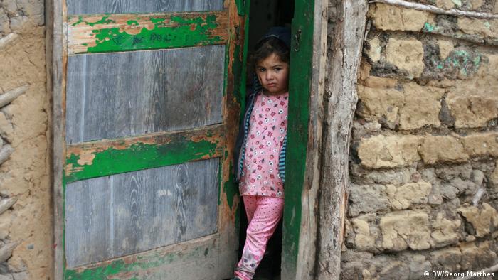 Romania's Roma communities still live in abject poverty | DW Learn German