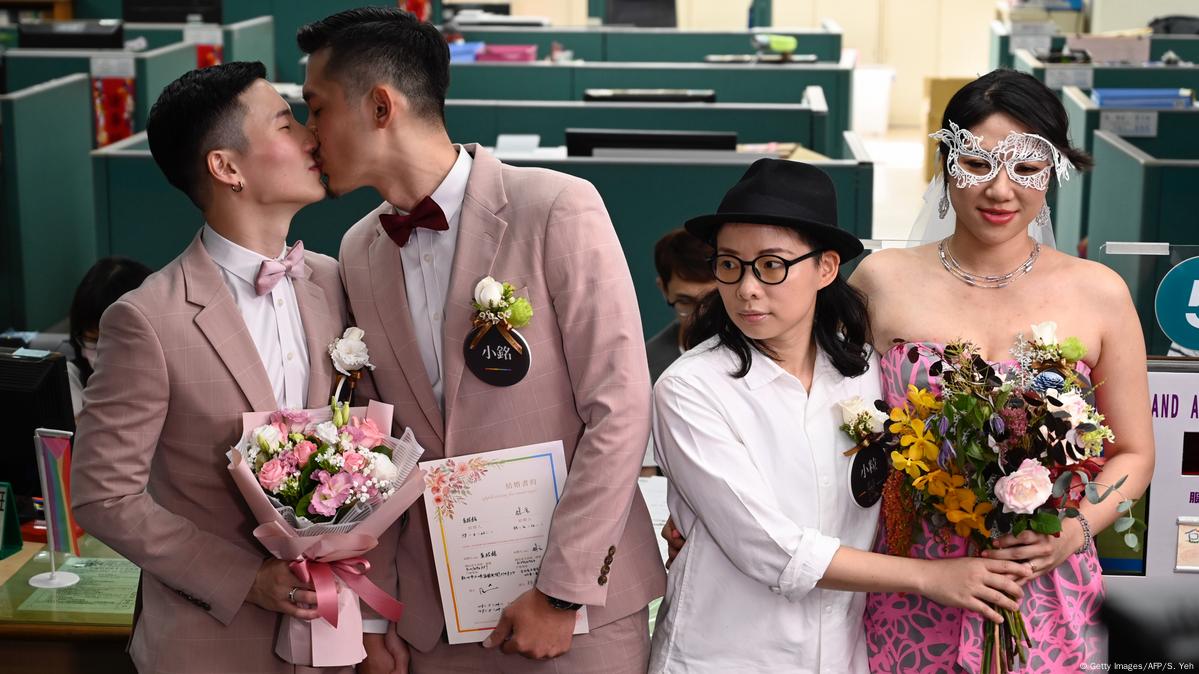 Taiwan Holds Asias First Gay Wedding Dw 05 24 2019