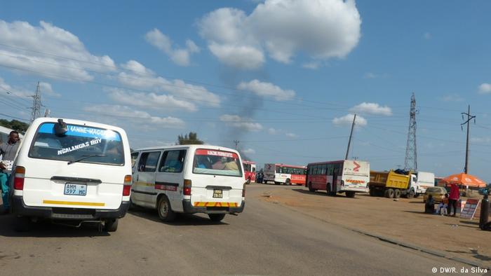 Angola: Mototáxi é o meio de transporte do momento | Angola | DW | 03. ...