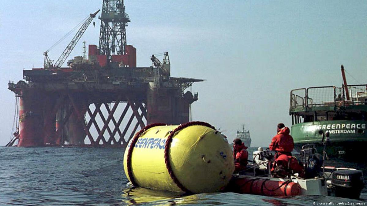 Greenpeace activists stop BP oil rig in North Sea – DW – 06/10/2019