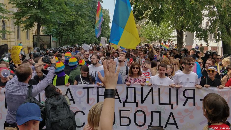 Soldiers march in Kyiv Pride parade – DW – 06/24/2019
