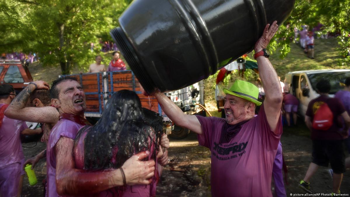 Wine Battle – Spanish town gets soaked in sweet red liquid – DW – 06/29 ...