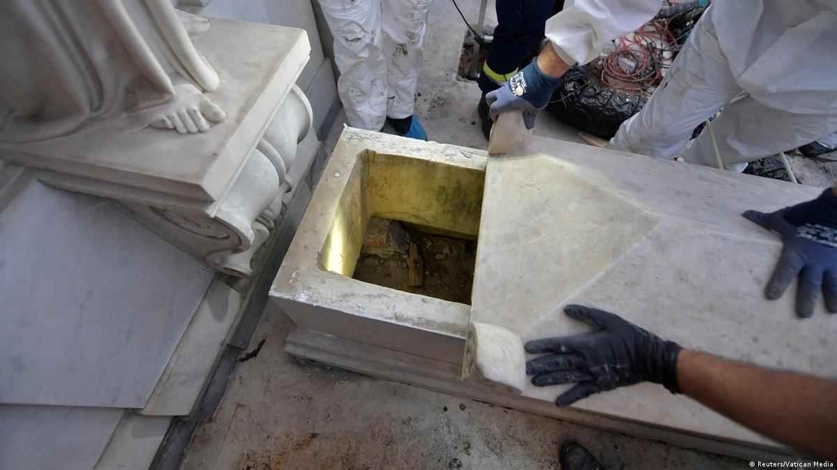 Vatican finds empty graves in search for teenager