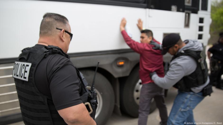 Us Launches Raids Targeting Migrant Families Dw 07 14 2019