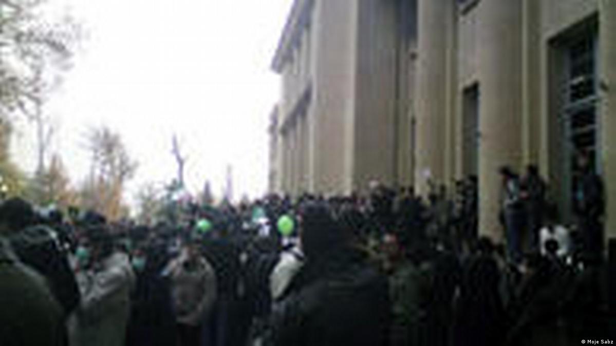 دانشجویان ایران در تدارک برگزاری ۱۶ آذر – DW – ۱۳۸۹/۹/۱۲