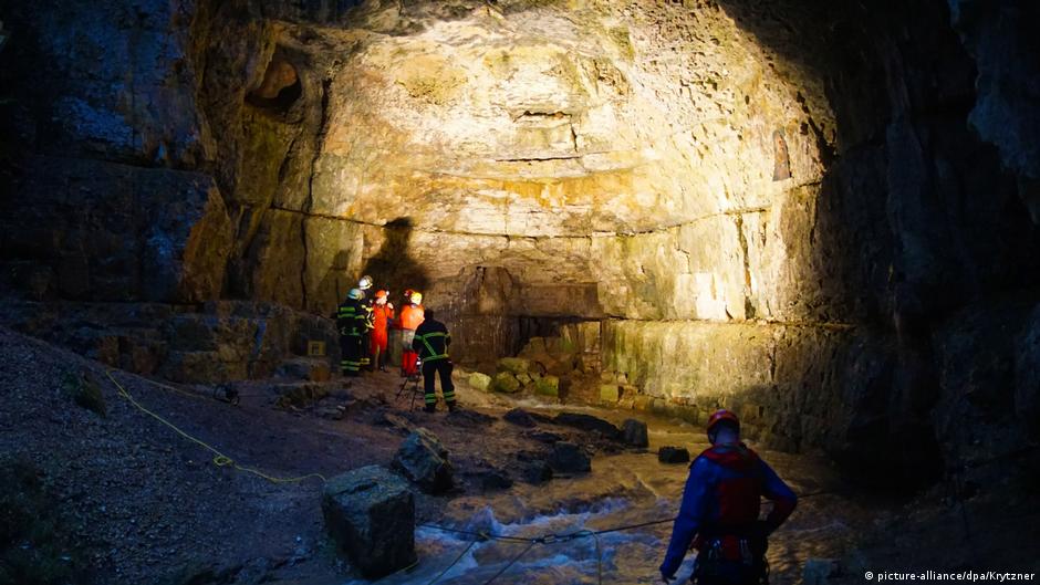 Rescuers free men from German cave – DW – 07/29/2019