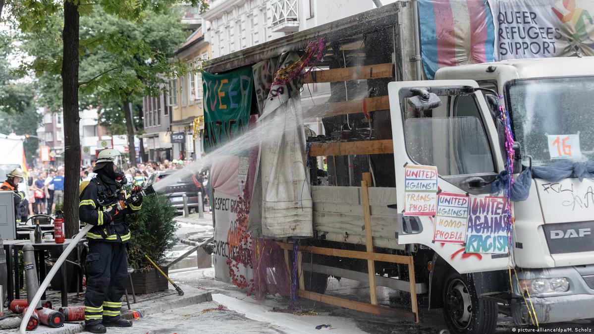 Hamburg Pride Parade hit by fire – DW – 08/03/2019