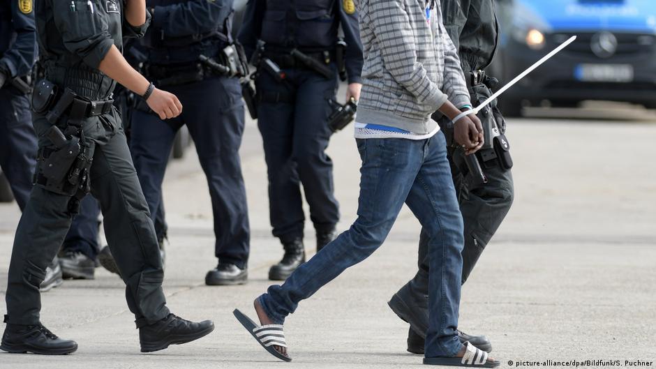 71 German police injured during deportations – DW – 08/04/2019