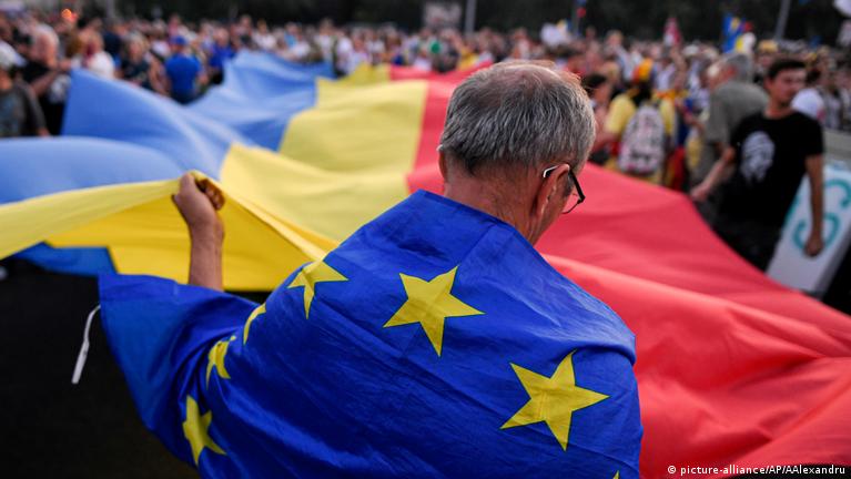 Romania sees massive anti-government protests – DW – 08/11/2019