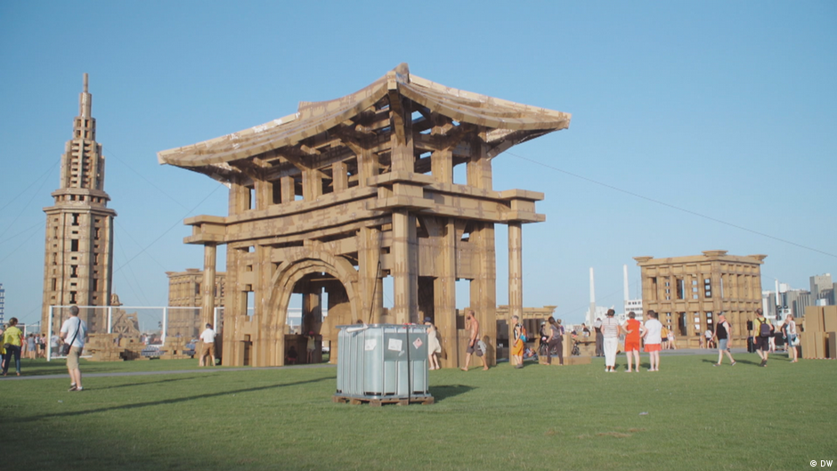 A city made of cardboard – DW – 08/17/2019