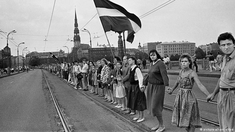 30 years ago: The Baltic human chain for freedom and independence – DW ...