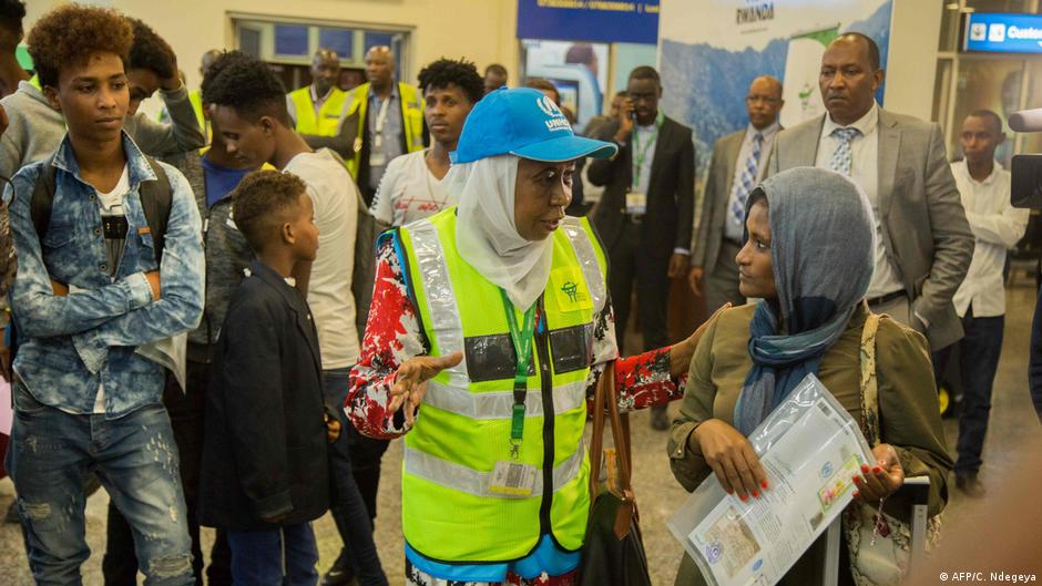 Le Rwanda ouvre ses frontières aux migrants bloqués en Libye – DW – 30 ...