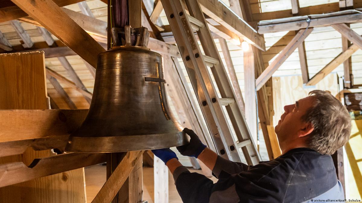 Faßberg erhält Ersatz für Nazi-Glocke – DW – 29.09.2019