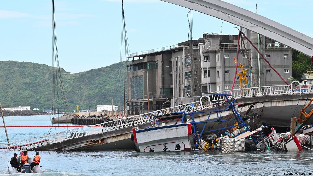 Death toll rises in Taiwan bridge collapse – DW – 10/02/2019