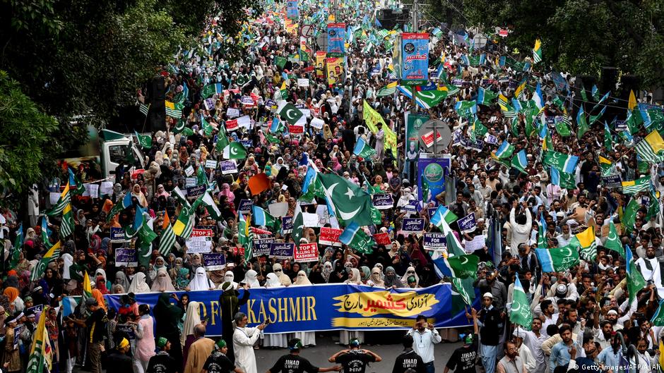 Kashmir: Pakistani authorities block protesters