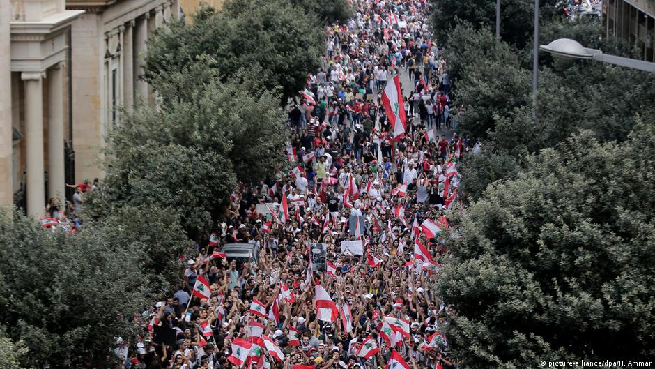 Lebanon: Protesters demand sweeping change – DW – 10/20/2019