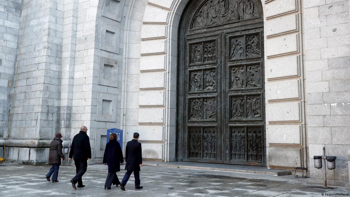 Los familiares de Franco asisten a exhumación en la basílica – DW – 24/10/2019