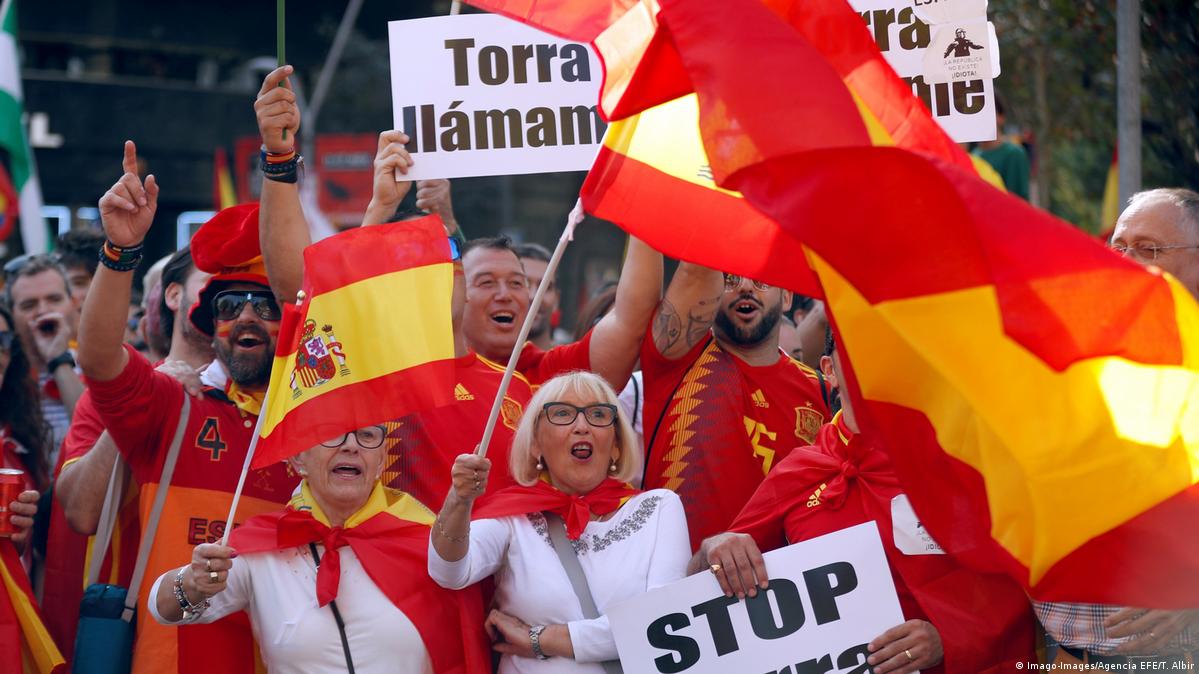 Tens of thousands march in Spanish unity protest – DW – 10/27/2019