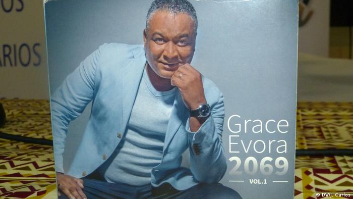 Músico cabo-verdiano Grace Évora celebra 30 anos de carreira | Cabo ...