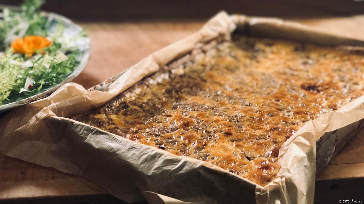 Pastel de cebolla con ensalada verde