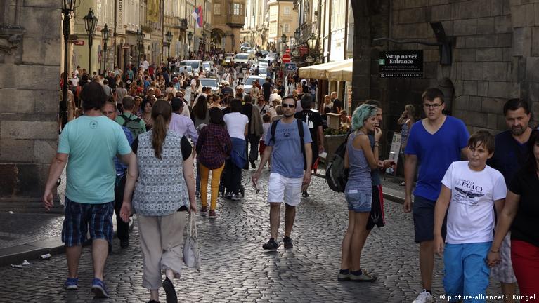 Diplomat voices shock at Prague Hitler mask – DW – 11/01/2019