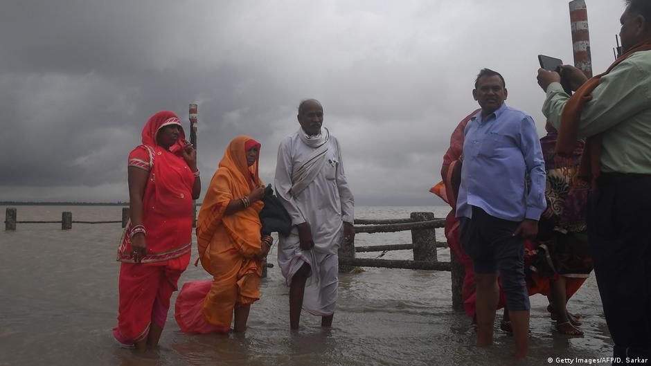 Cyclone Bulbul makes landfall in Bangladesh – DW – 11/09/2019